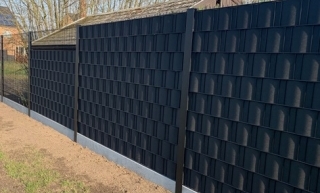 Stevige 2D of 3D tuinpanelen plaatsen als tuinafscheiding